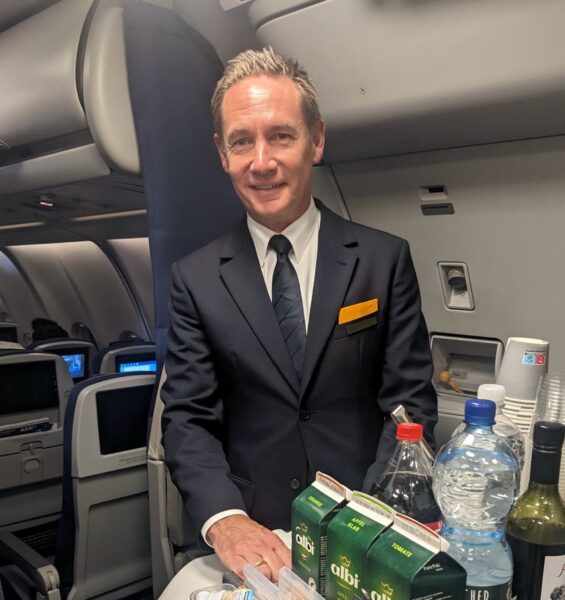 Lufthansa CEO einen Tag als Flugbegleiter - PointsMag